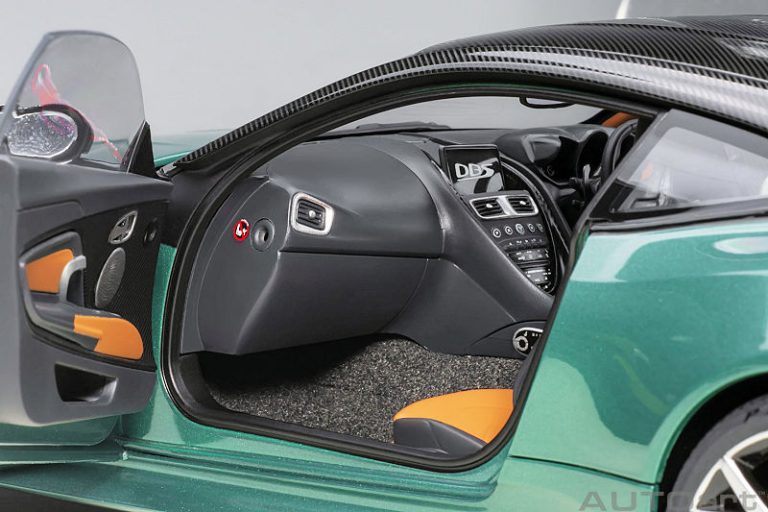 AUTOart Aston Martin DBS Superleggera - AM Racing Green ...