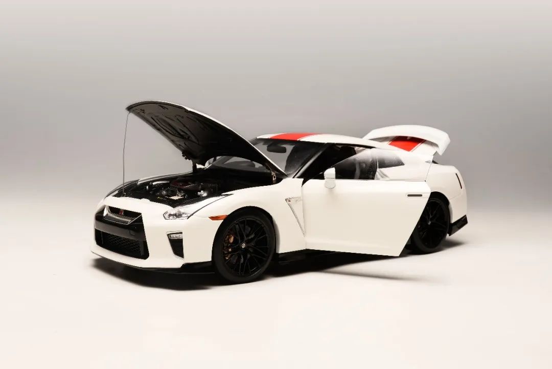 mh_Nissan GT-R（R35）“50th Anniversary”2 • DiecastSociety.com