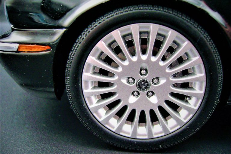 REVIEW: Almost Real Jaguar XJ (X350) • DiecastSociety.com