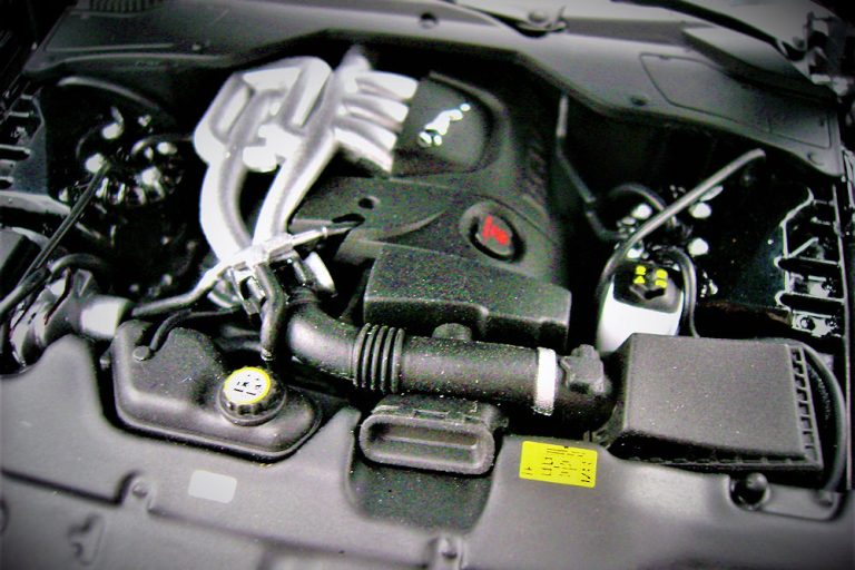 REVIEW: Almost Real Jaguar XJ (X350) • DiecastSociety.com