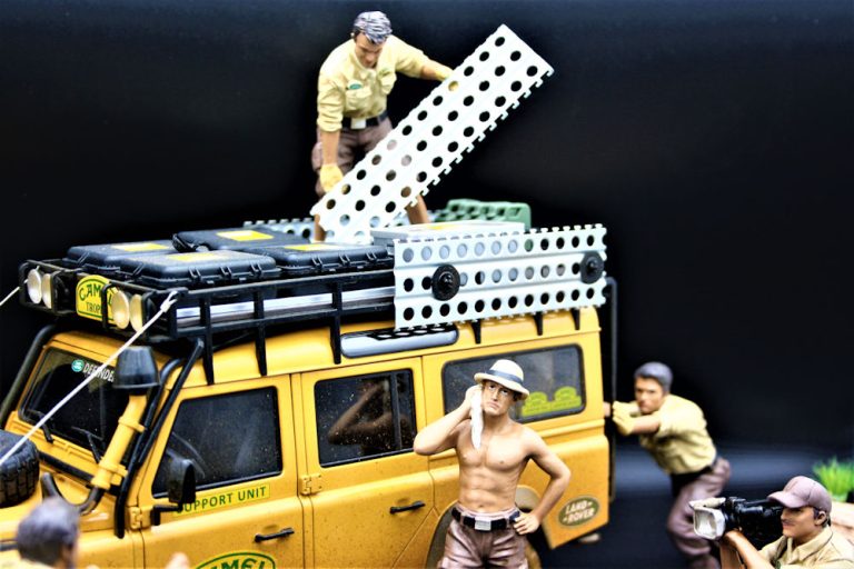 PHOTO GALLERY: American Diorama Camel Trophy Crew • DiecastSociety.com